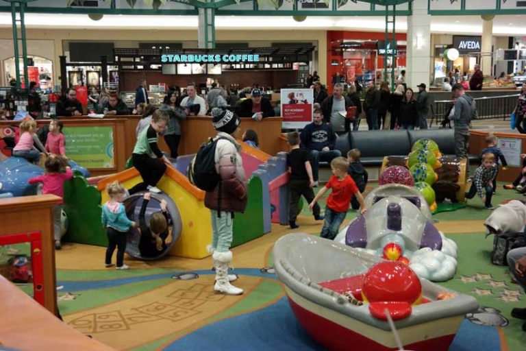 The Christmas Shopping Experience at Summit Mall - Akron Ohio Moms