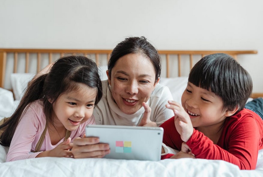 Parenting in the Digital Age: Challenges and Solutions - Akron Ohio Moms